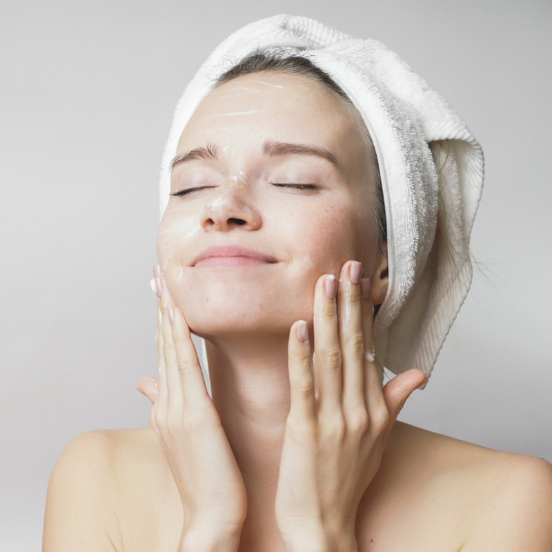 Prendre soin de son visage en période estivale : pourquoi et comment